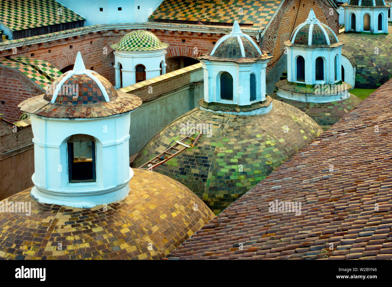 Quito la cupola piastrellata iglesia immagini e fotografie stock ad ...