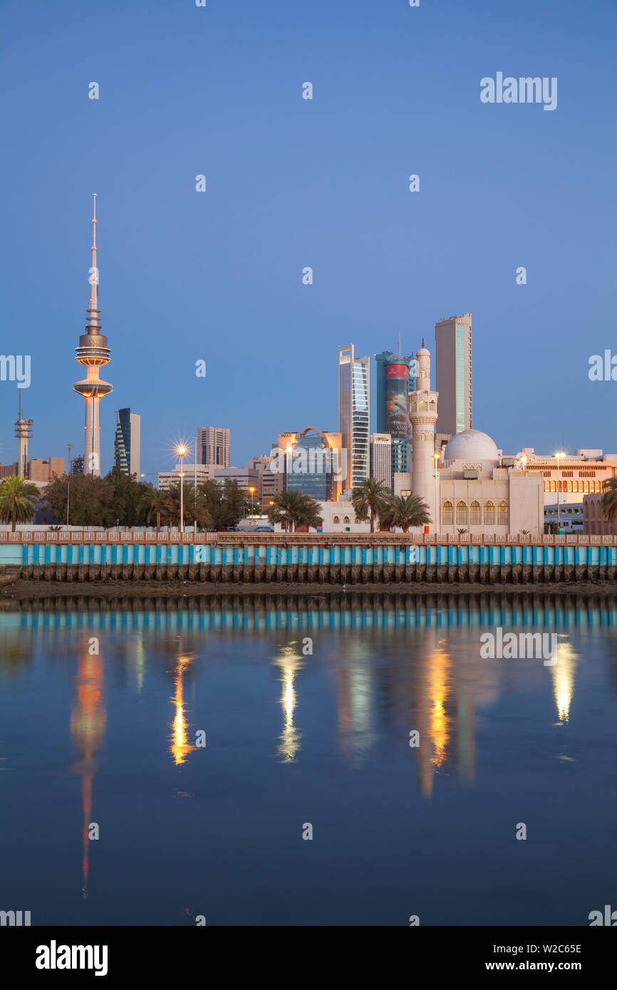 Riflessione della torre di kuwait immagini e fotografie stock ad alta ...