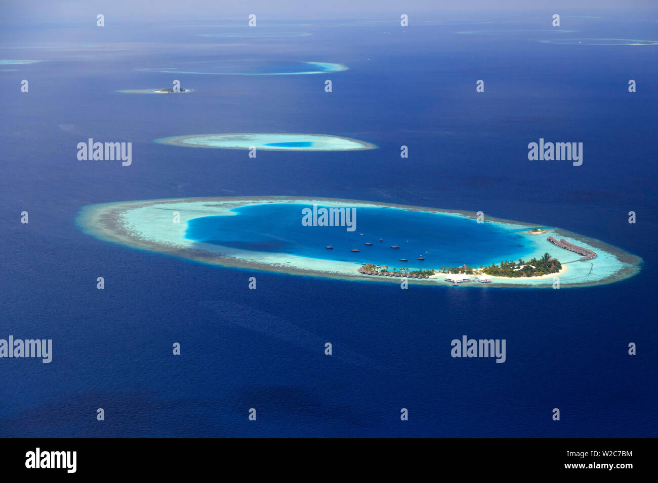 Maldive, South Ari Atoll, vista aerea delle catene di atolli Foto stock ...