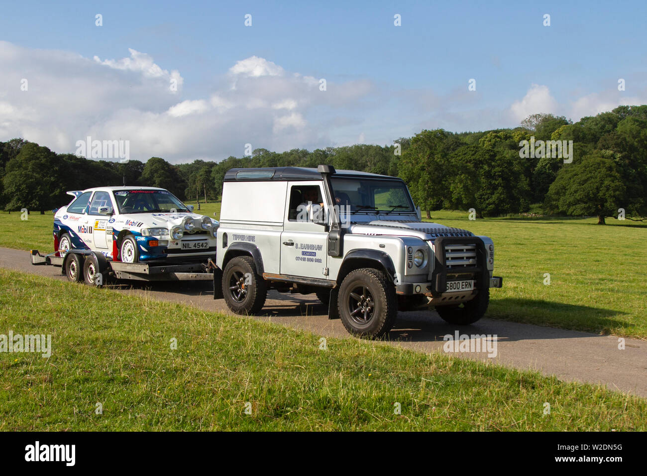 2003 Land Rover Defender 90 TD5 traino 1989 80s bianco Ford Escort RS ...