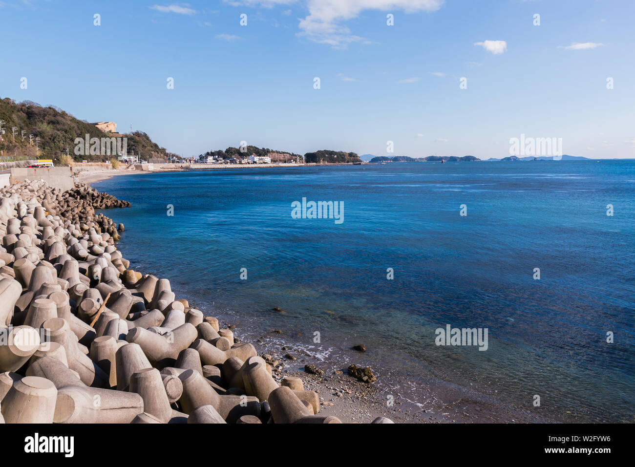 Il mare e le massicce strutture in cemento con incastro a proteggere le ...