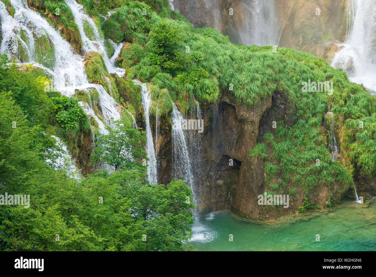 Acqua pura, fresca a cascata verso il basso la roccia sotto il Veliki ...