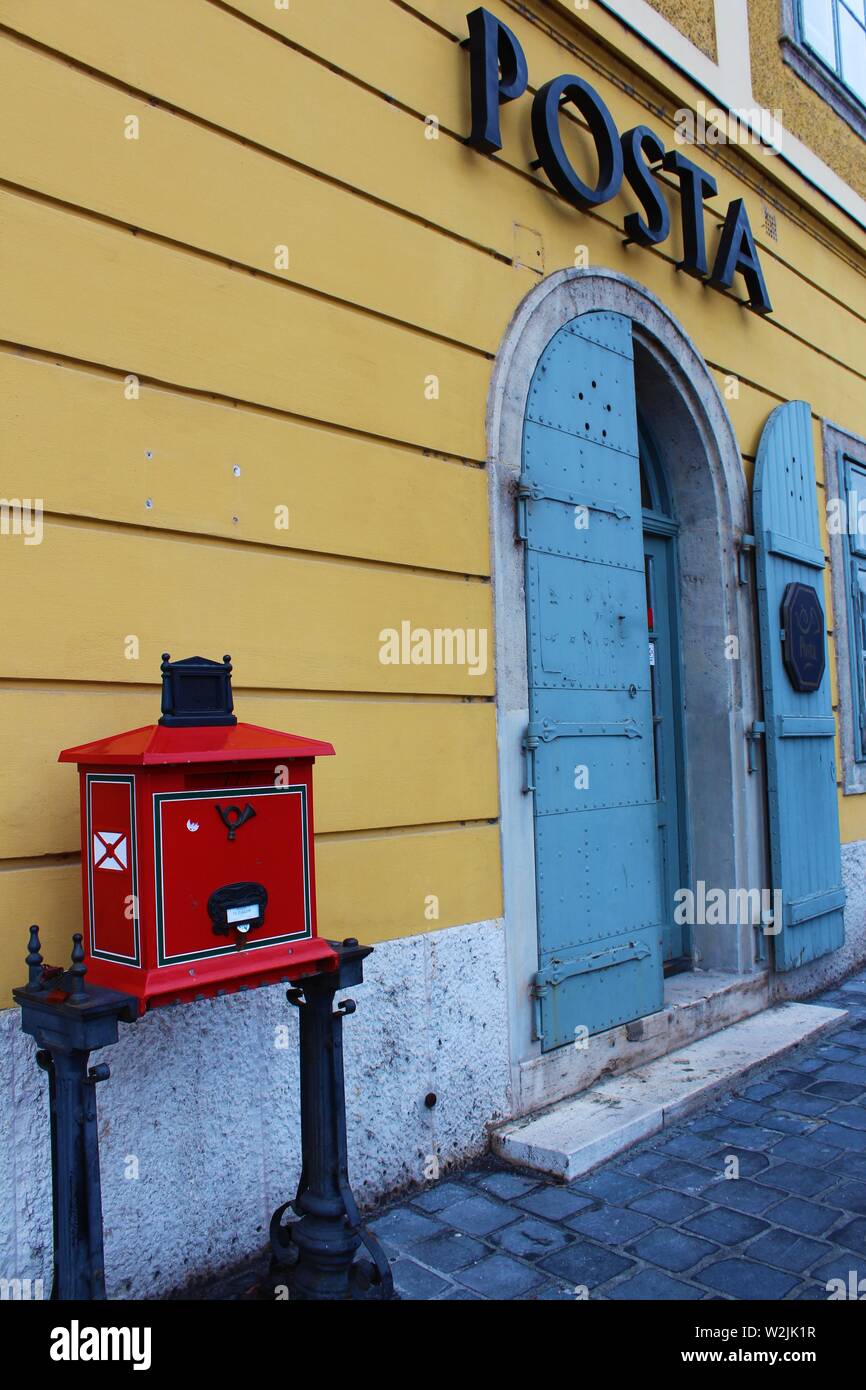 Casella postale rossa sul muro immagini e fotografie stock ad alta ...