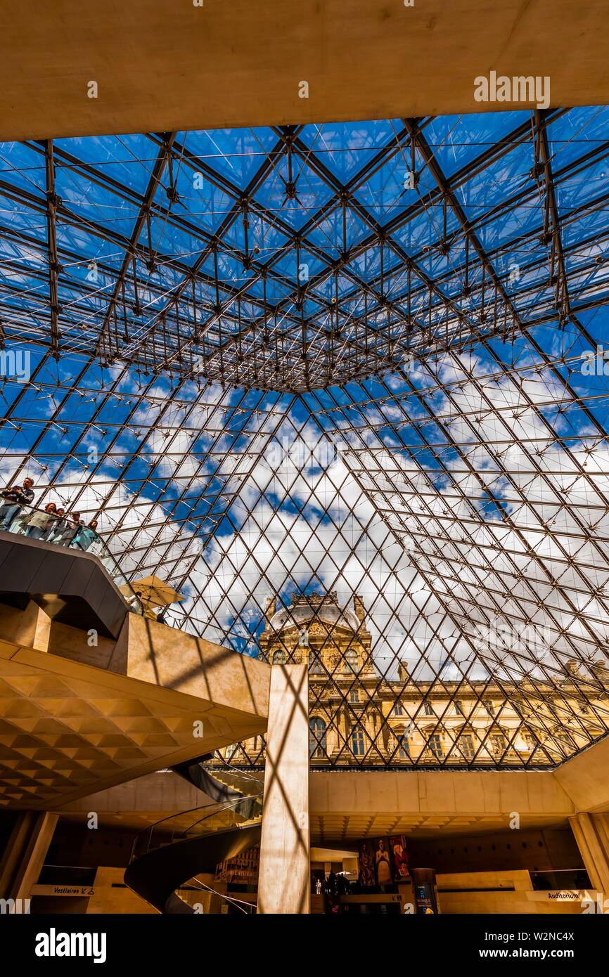Piramide Del Louvre Immagini e Fotos Stock - Alamy