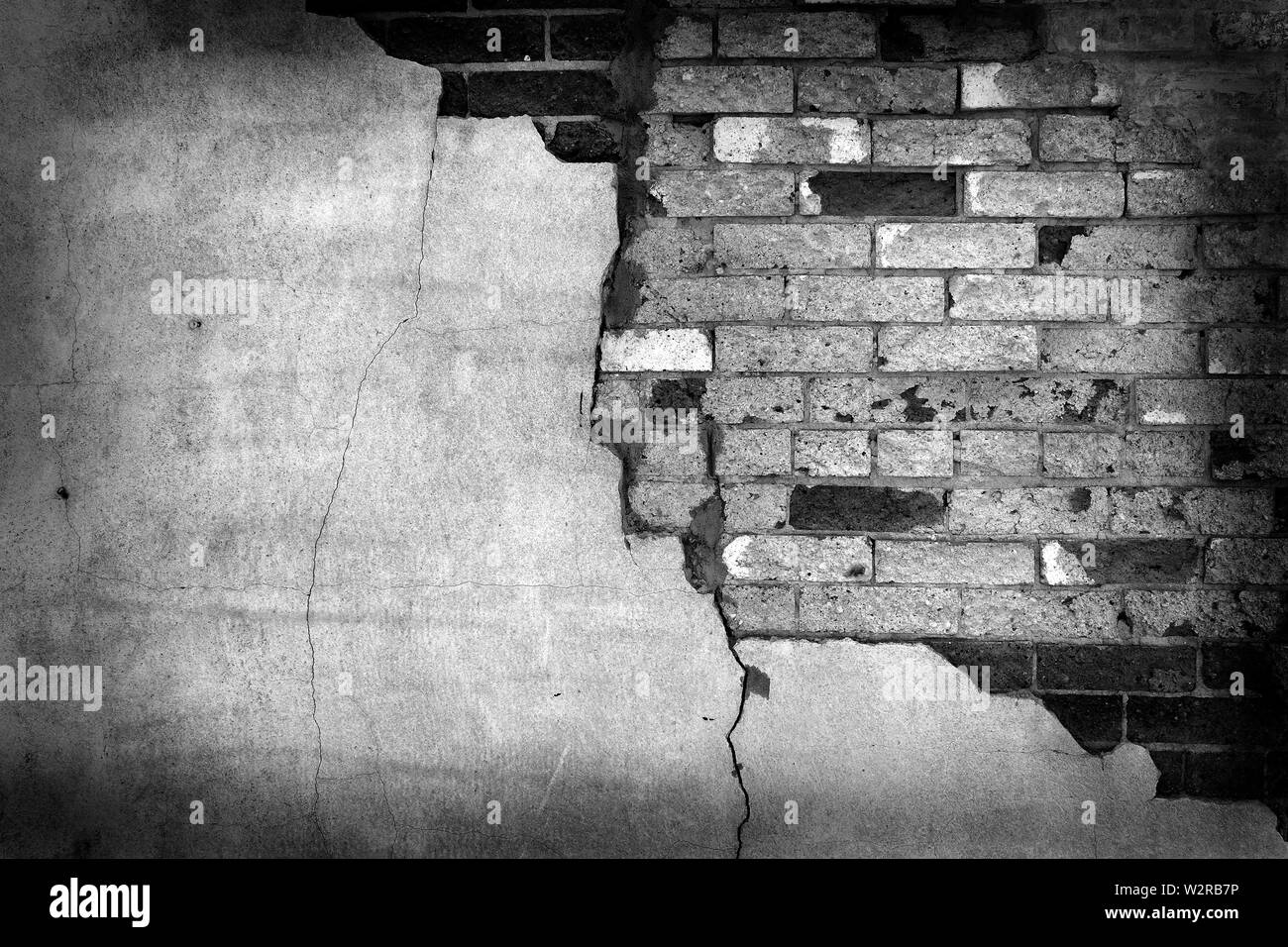Il vecchio muro in stucco con incrinato crepe intonaco e mattoni Foto ...