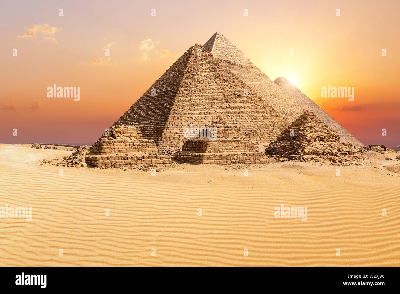 Le famose Piramidi di Giza nel deserto al tramonto, Egitto Foto stock ...