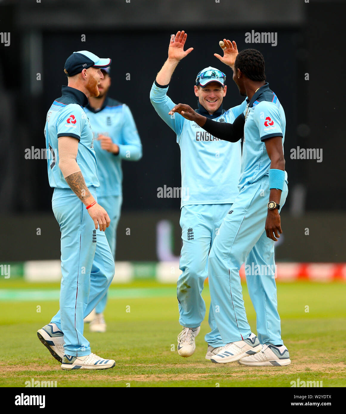 L'Inghilterra del Jofra Archer (destra) e Eoin Morgan celebrare tenendo ...