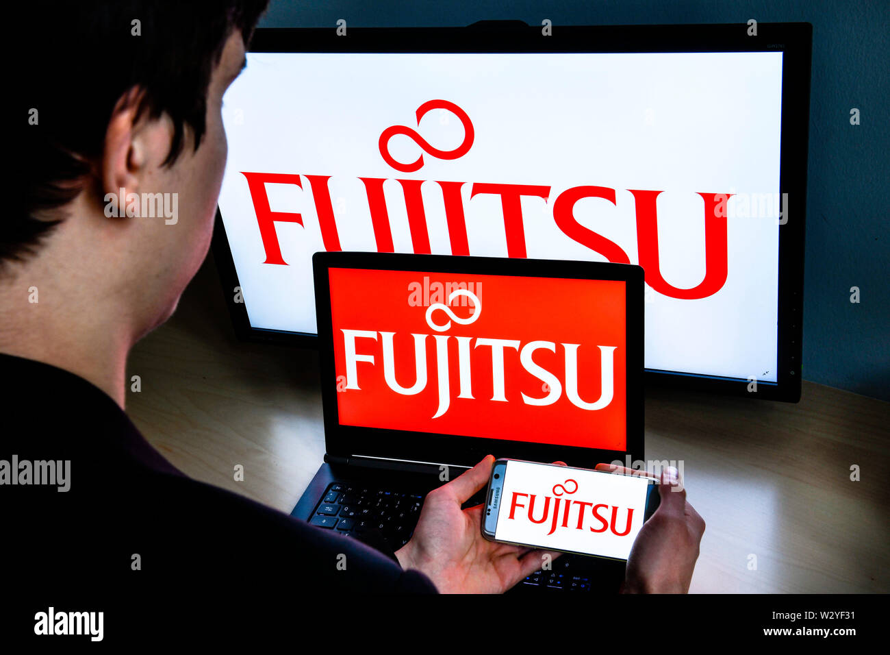 Logo fujitsu immagini e fotografie stock ad alta risoluzione - Alamy