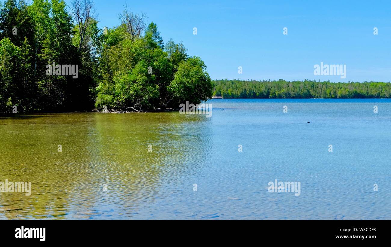 Lago di acqua limpida immagini e fotografie stock ad alta risoluzione ...