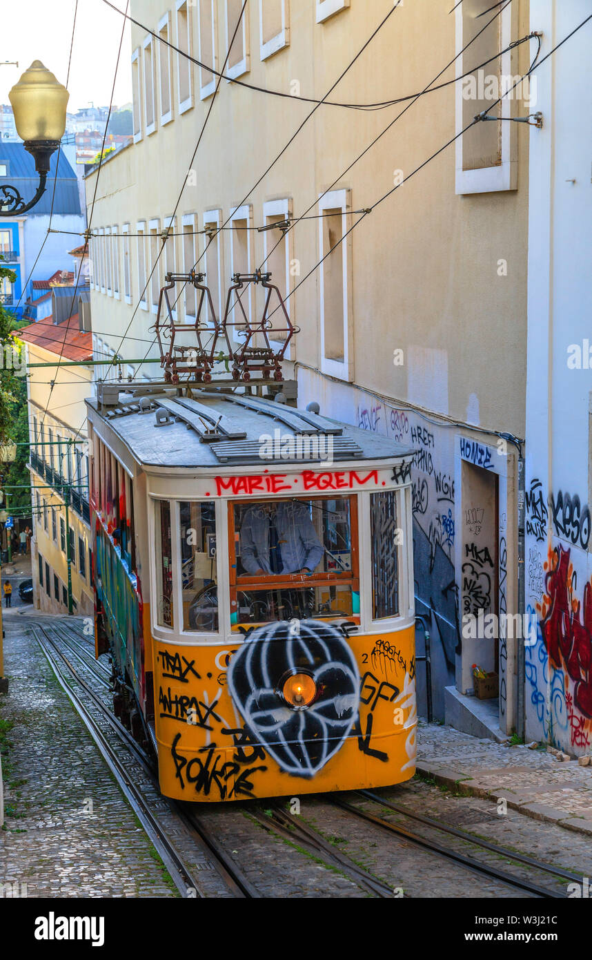 Tram lisbona funicolare gloria immagini e fotografie stock ad alta ...