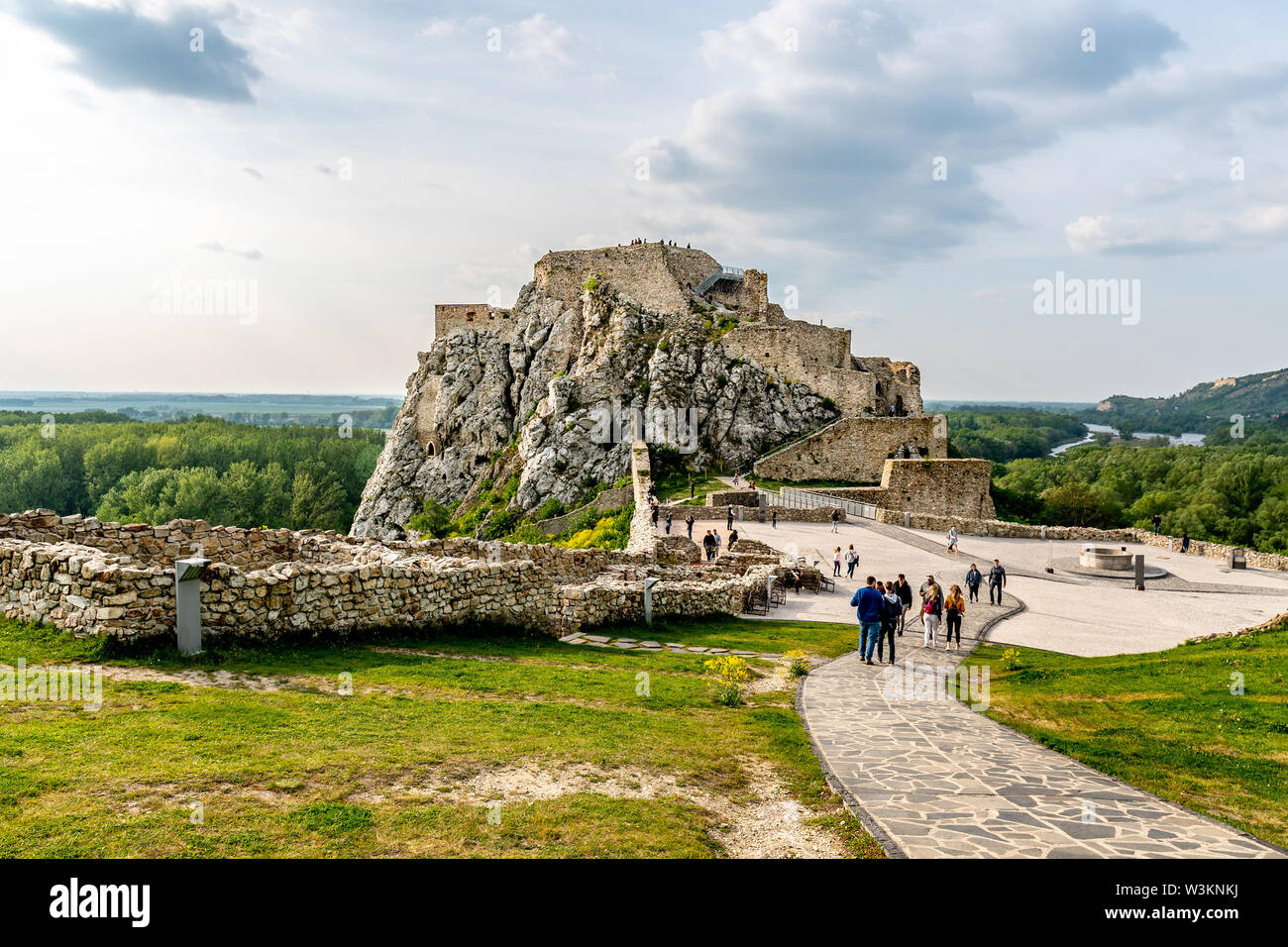 Il Castello di Devin mura fortificate rocce con pochi turisti in ...