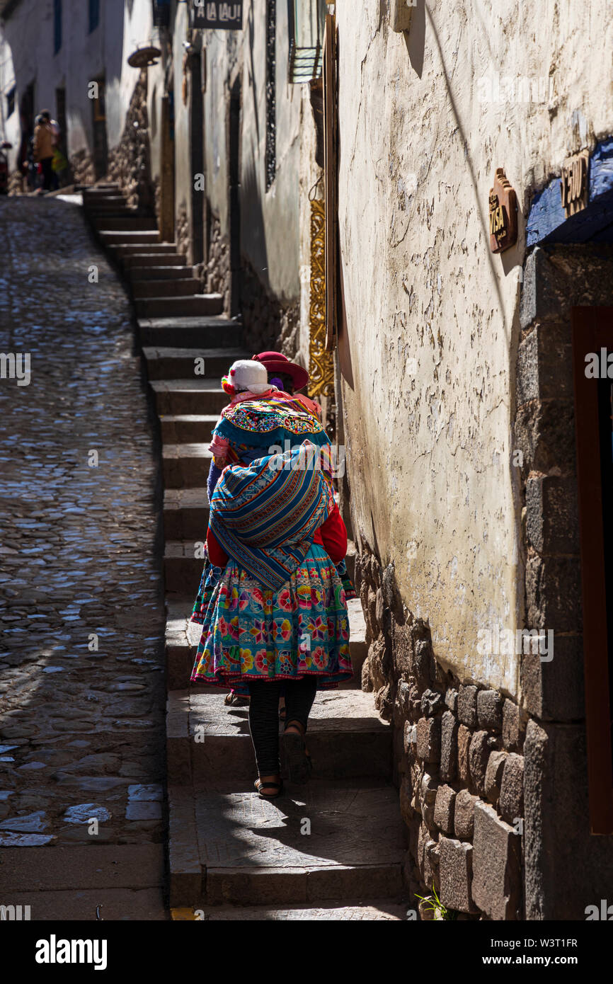 Donne tradizionali peruviane immagini e fotografie stock ad alta ...