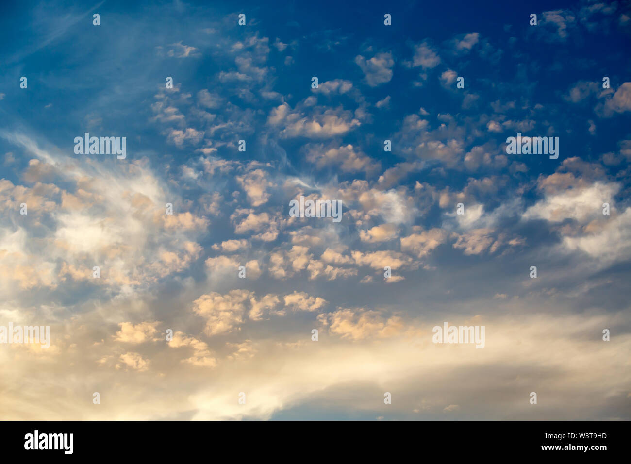 Cielo celeste nuvole cielo tramonto immagini e fotografie stock ad alta ...