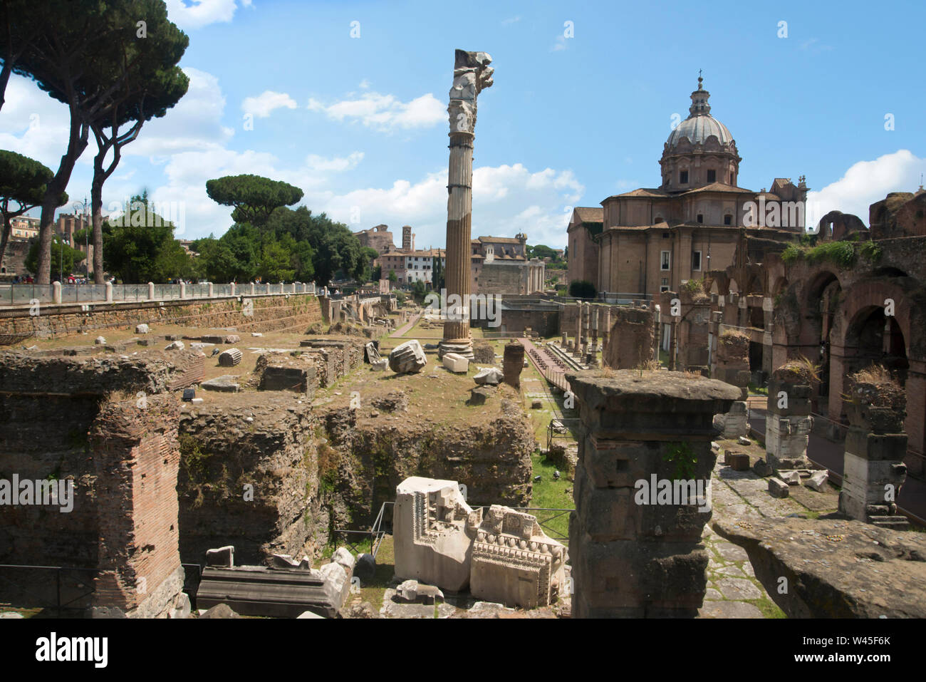 La basilica di San Pietro e le antiche rovine di Roma Foto stock - Alamy