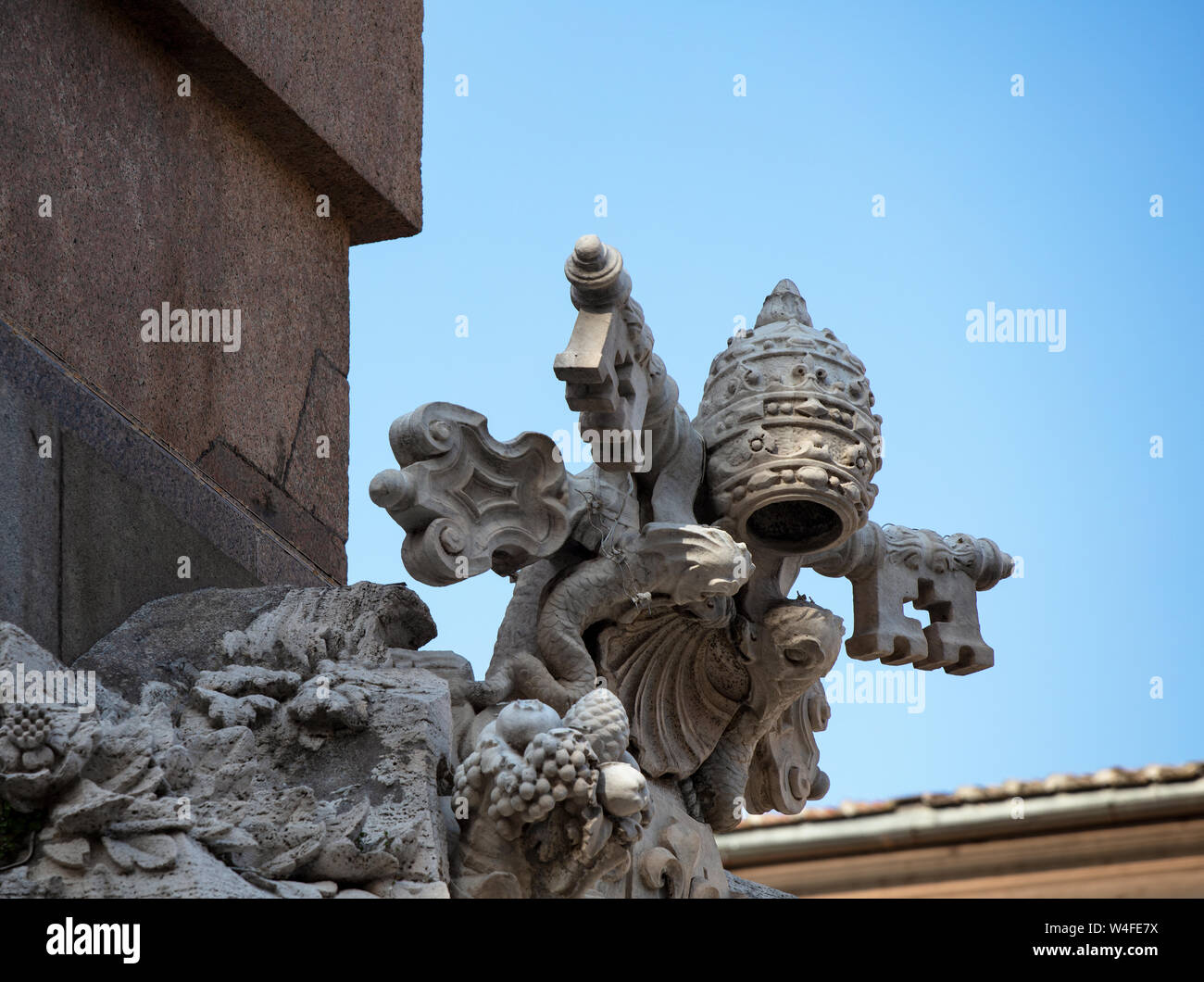 Lo stemma di papa Innocenzo X sulla Fontana dei Quattro Fiumi, Piazza ...