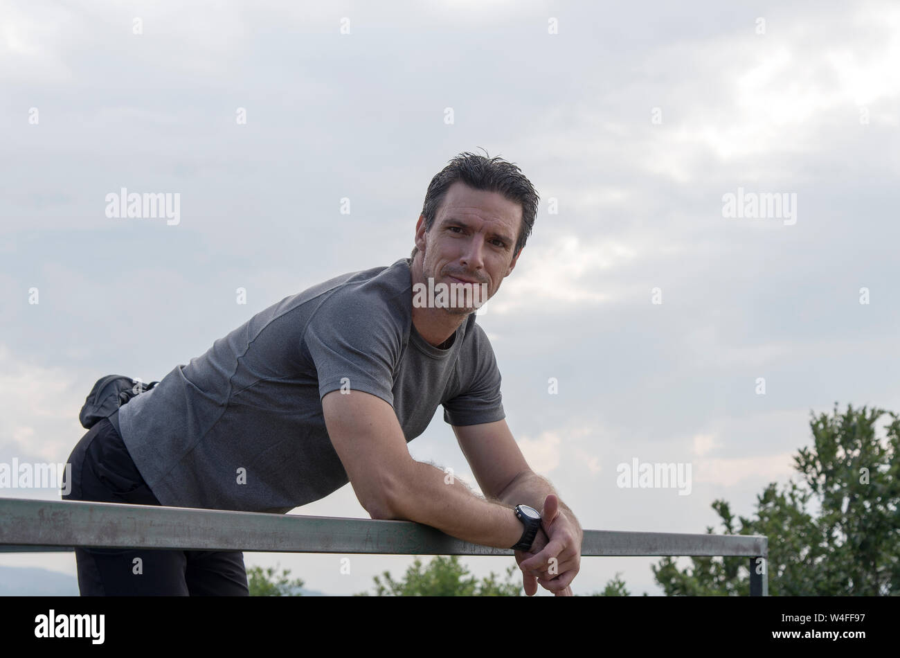 Escursionista sui prati immagini e fotografie stock ad alta risoluzione ...