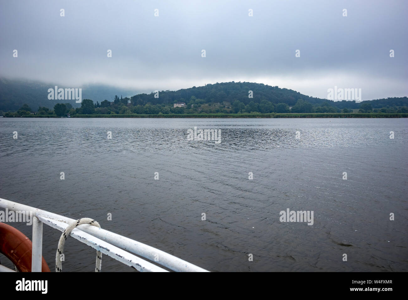 Calma e tranquilla di acqua di lago Pamvotida vicino la città greca di ...