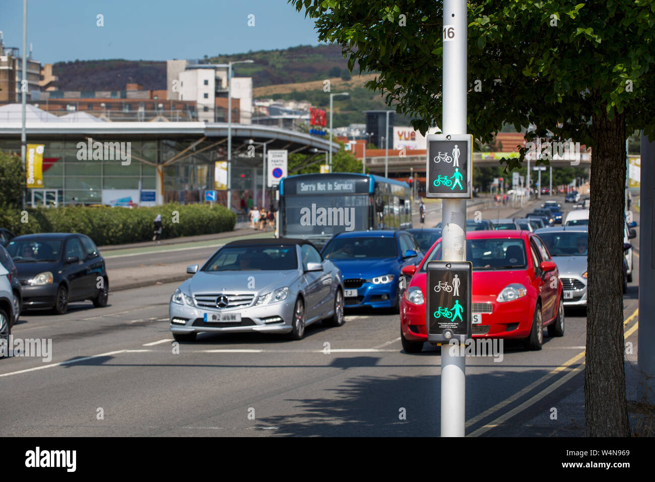 Segnale stradale attraversamento pedonale immagini e fotografie stock ...