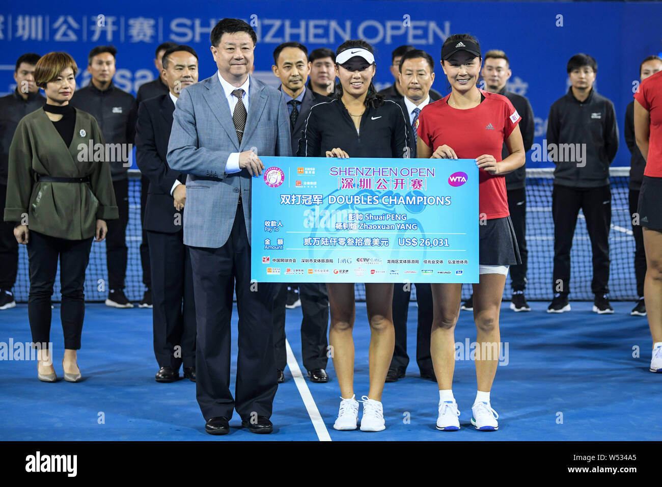 Peng Shuai, destra e Zhaoxuan Yang della Cina rappresentano con la loro ...
