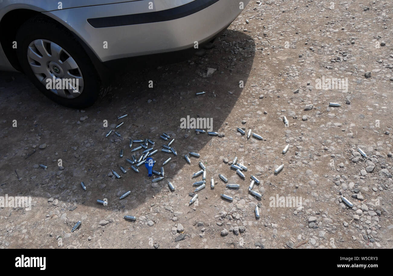 Capsule di protossido di azoto immagini e fotografie stock ad alta ...