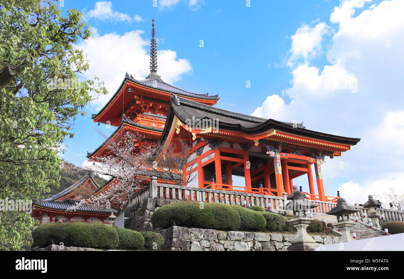 Kiyomizu dera temple gate in kyoto immagini e fotografie stock ad alta ...