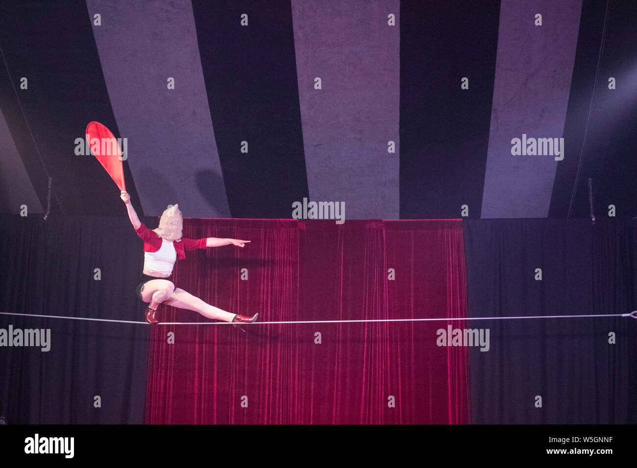 Funambolo al circo immagini e fotografie stock ad alta risoluzione - Alamy