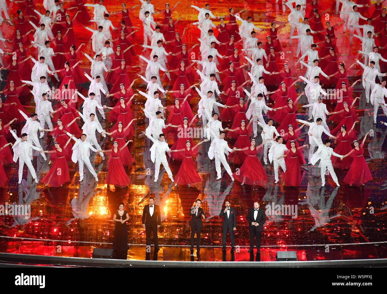 Artisti ballare e cantare durante la cultura asiatica carnevale della ...