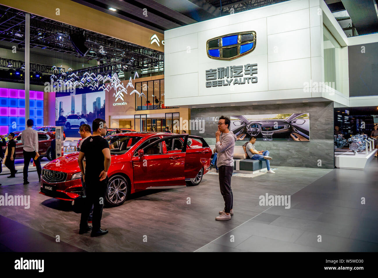 --FILE -- la gente visita lo stand della Geely durante il XVI Cina ...