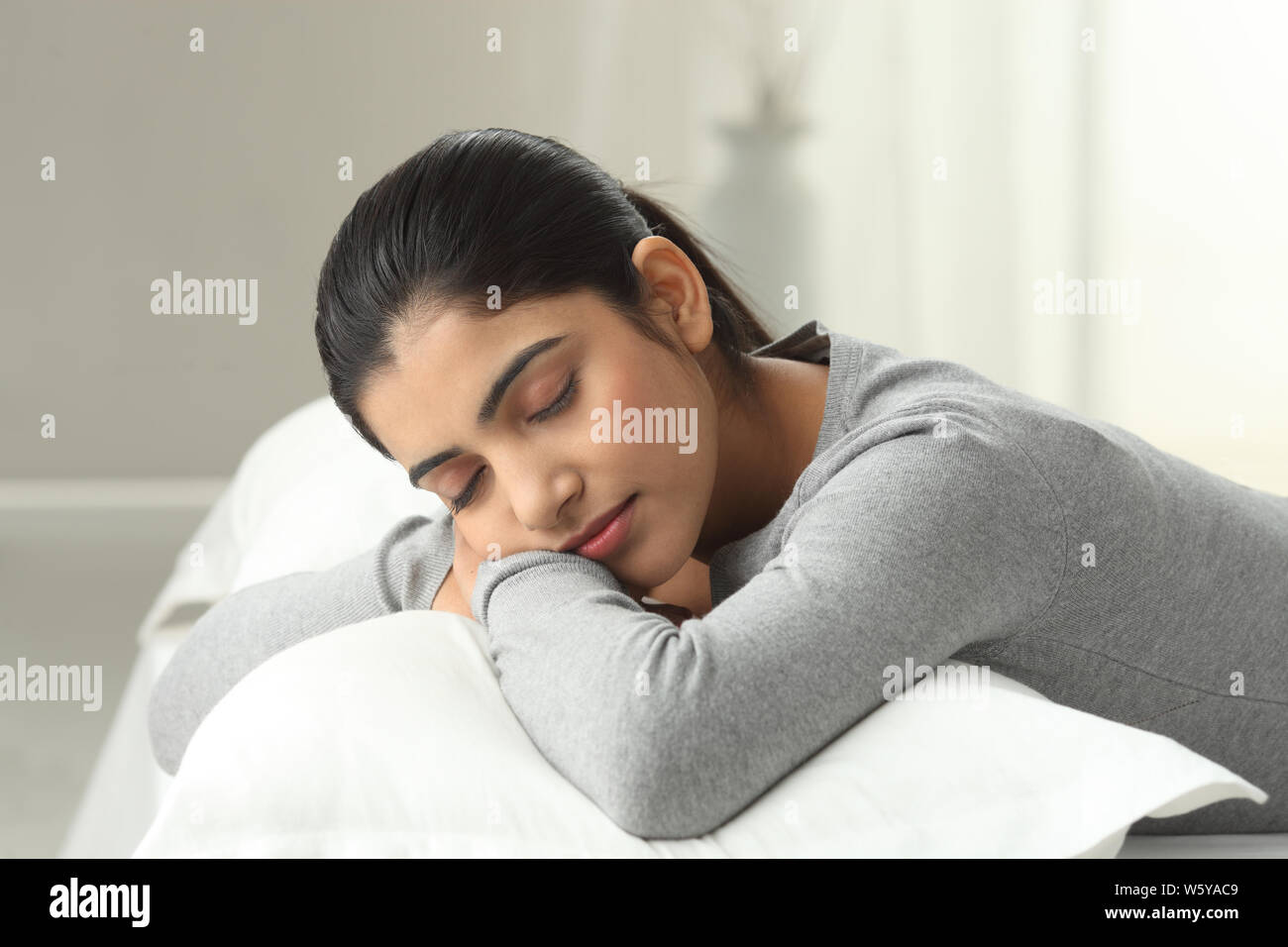 Donna sdraiata che dorme sul fianco immagini e fotografie stock ad alta ...