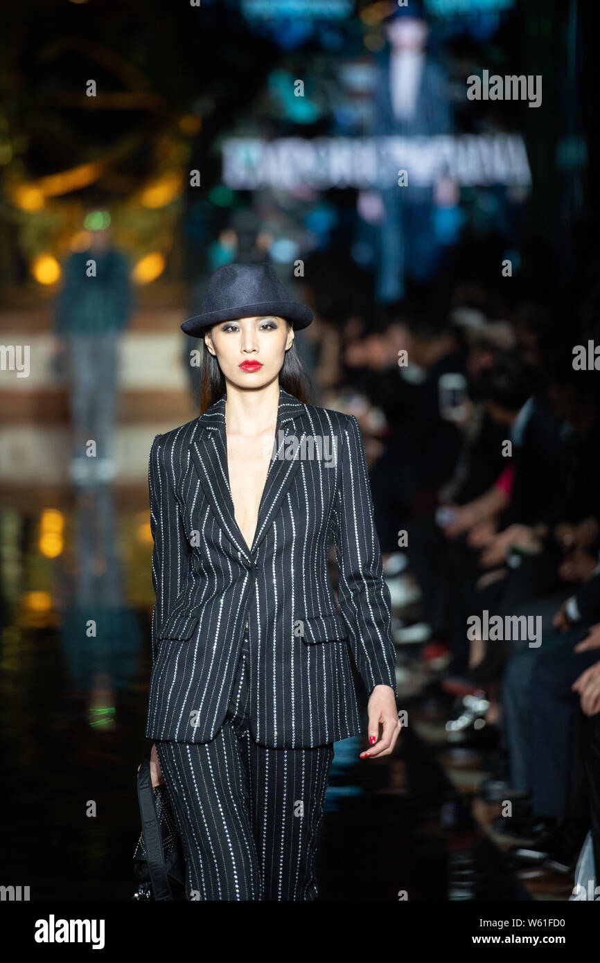 Un modello consente di visualizzare una nuova creazione alla sfilata di moda di Emporio Armani ...