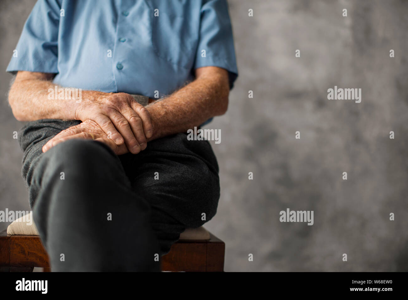 Gambe accavallate incrociate immagini e fotografie stock ad alta risoluzione - Alamy