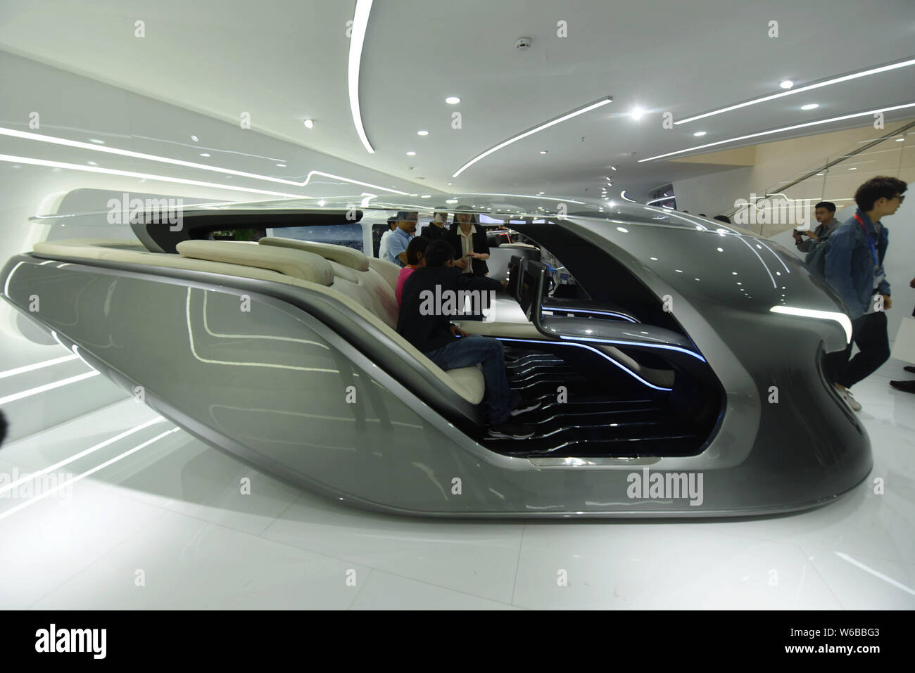 Un Hongqi tutti-nuova concept car è sul display durante la XV Beijing ...