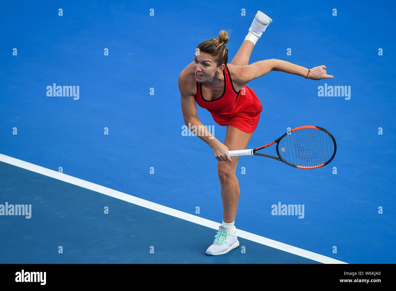 Simona Halep di Romania serve contro Aryna Sabalenka della Bielorussia ...