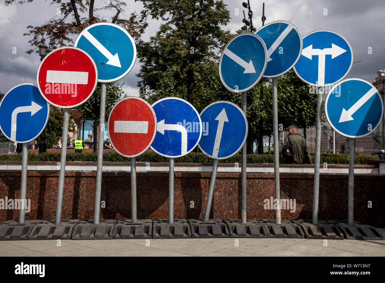 Cartello Stradale Di Paesaggio Urbano Immagini e Fotos Stock - Alamy