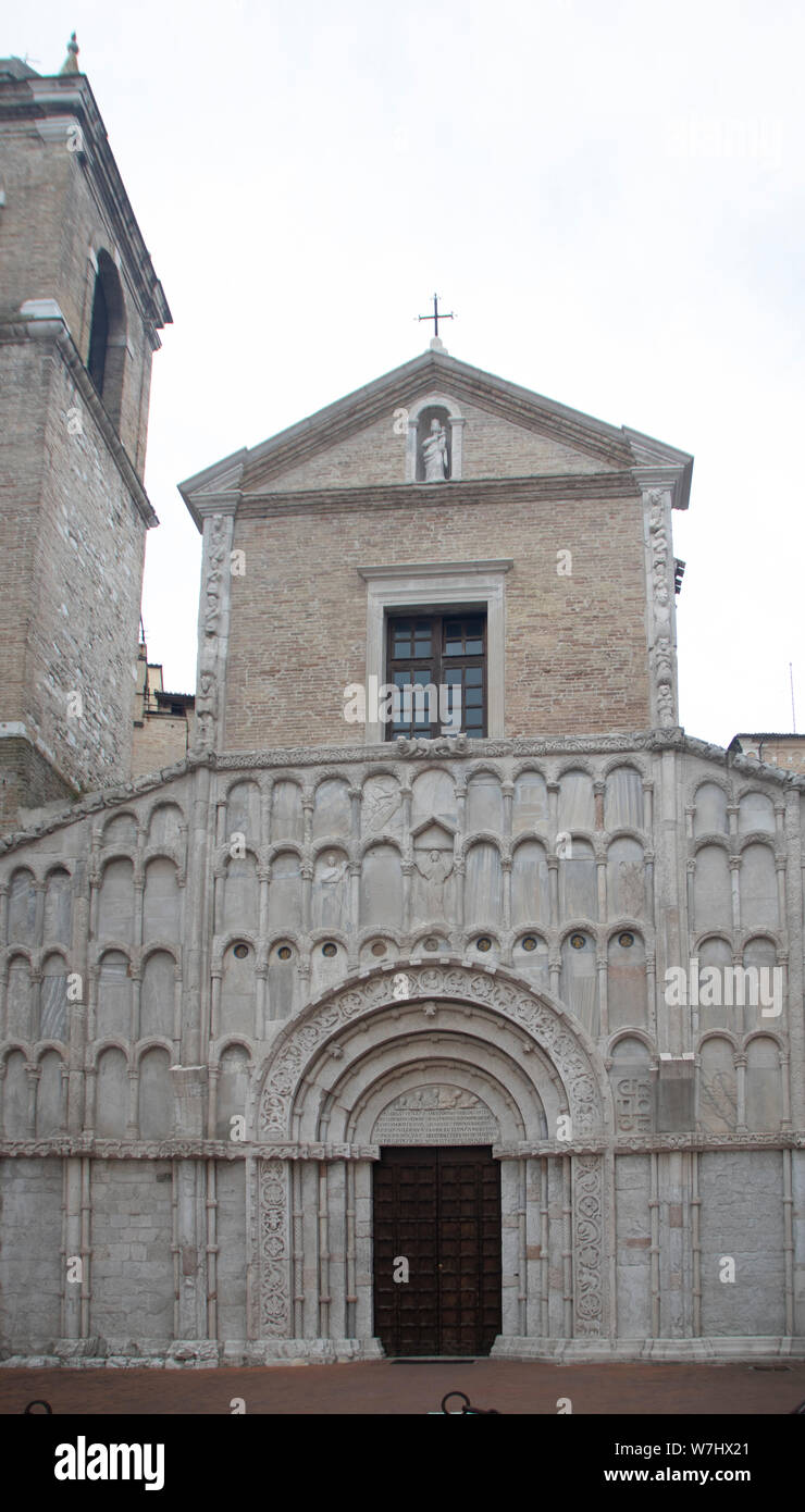 La Chiesa di Santa Maria della Piazza, un tipico esempio di chiesa ...