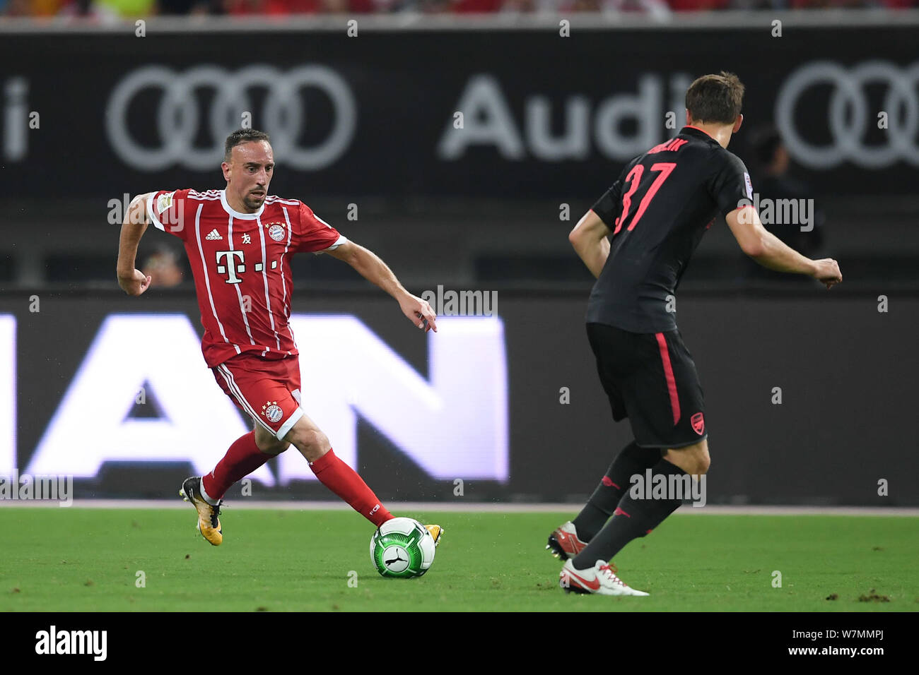 Calcio francese player Franck Ribery, a sinistra del Bayern Monaco di Baviera calci la palla per ...