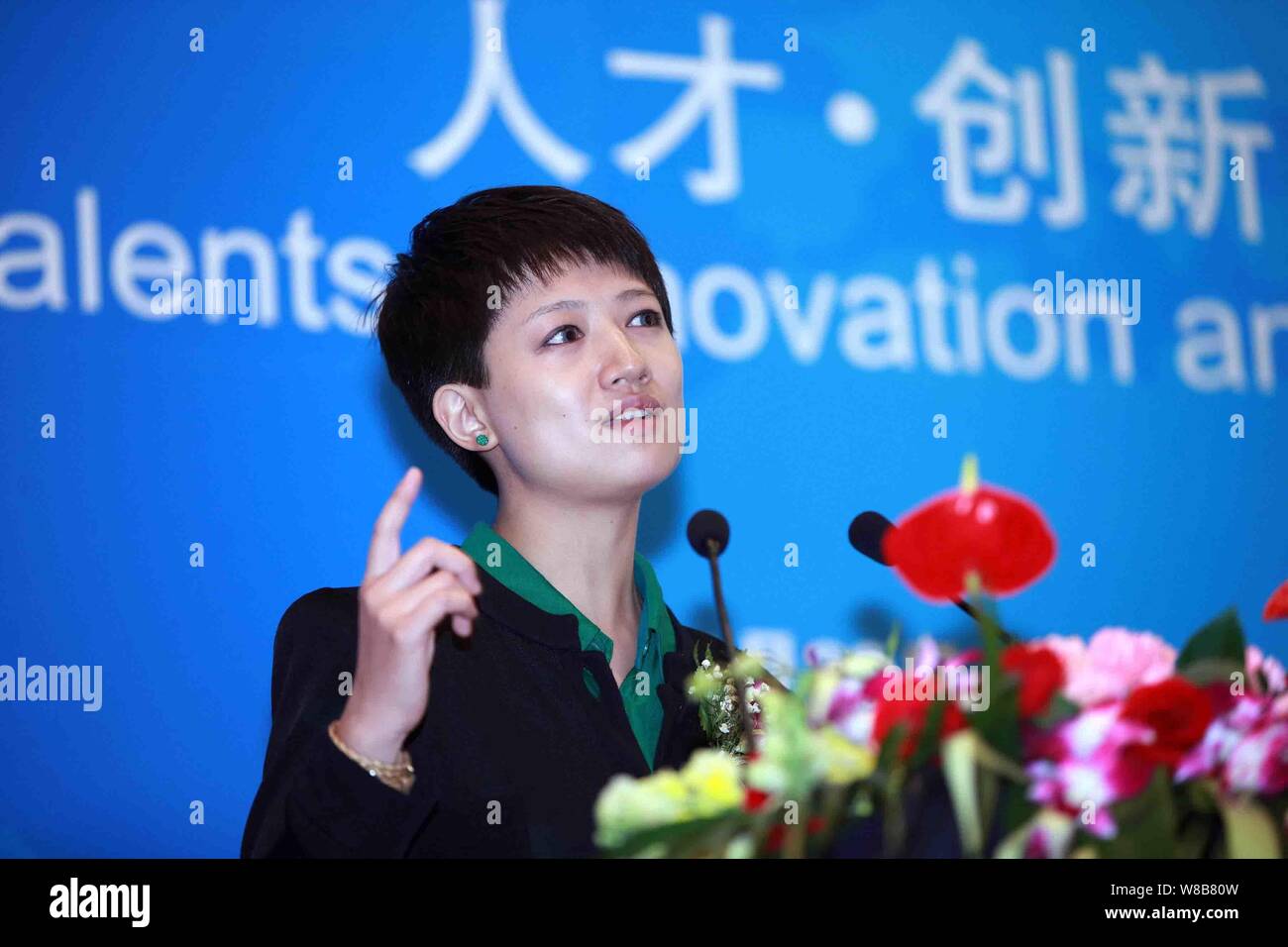 --FILE--Shen Si, Co-fondatore e CEO di papaia Mobile, offre un discorso ...