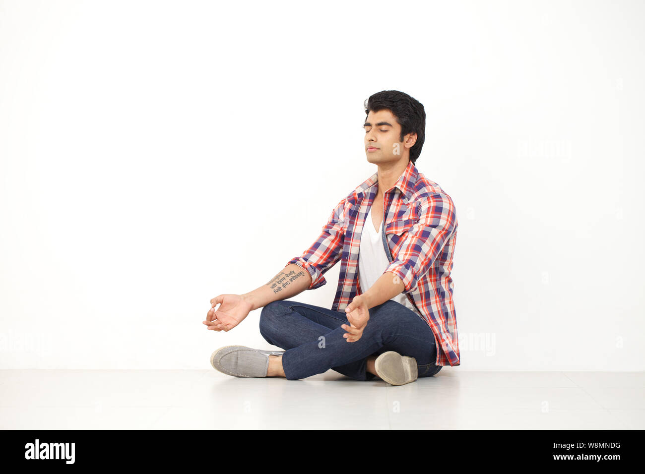 Zen a gambe incrociate immagini e fotografie stock ad alta risoluzione - Alamy