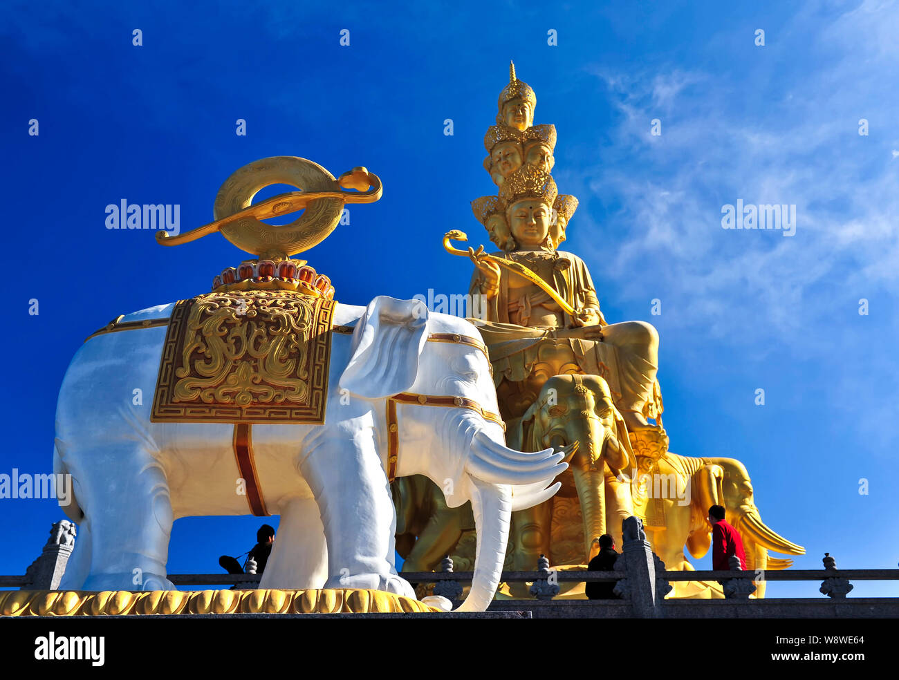Vista del golden statua del Buddha sul Golden Vetta del Monte Emei, o ...