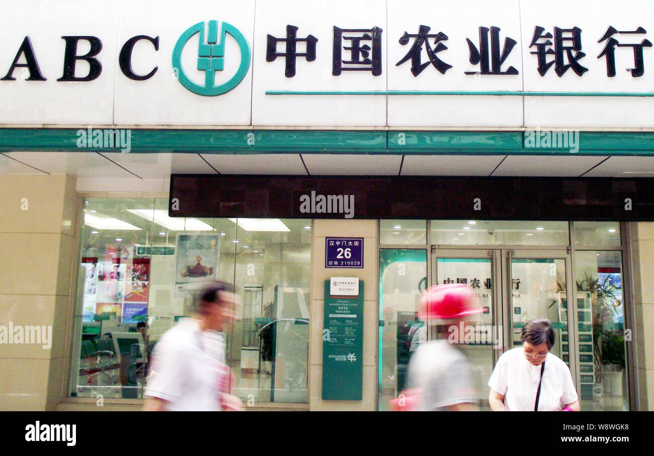 --FILE--pedoni a piedi passato un ramo di ABC (Banca agricola della ...