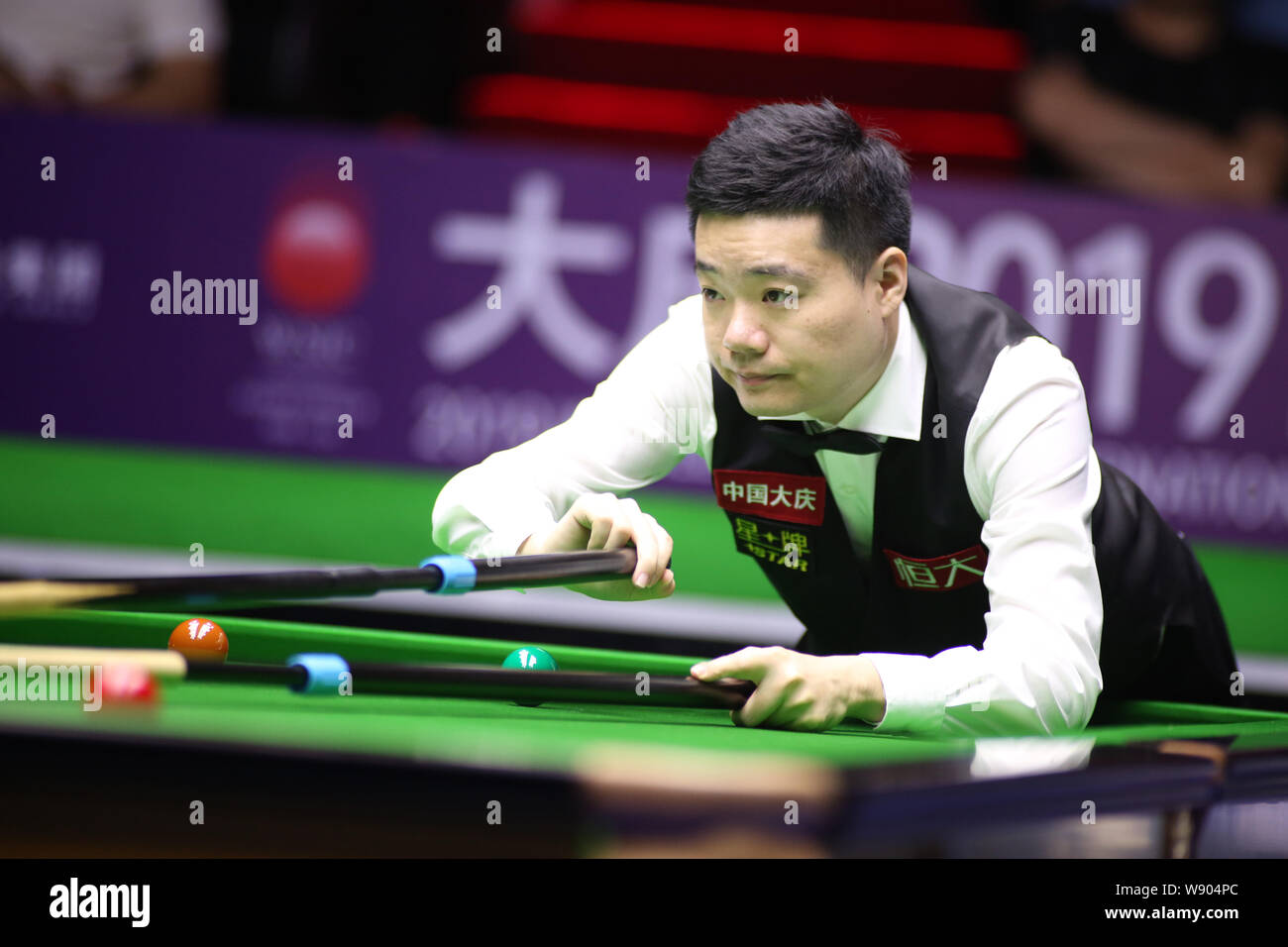 Ding Junhui della Cina gioca un colpo di Liang Wenbo della Cina nel ...