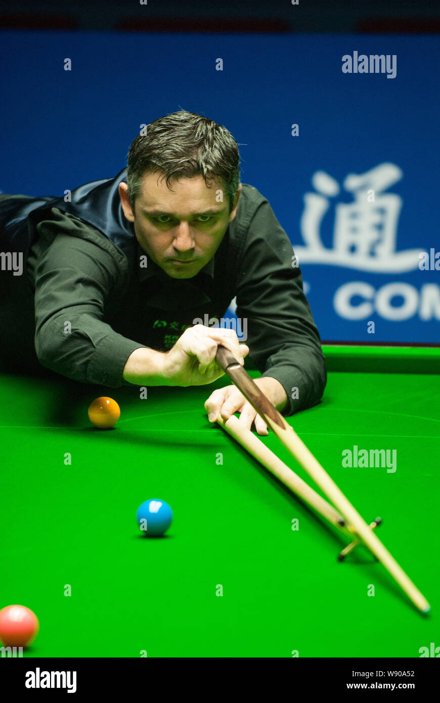 Alan McManus della Scozia gioca un colpo contro Stephen Maguire della ...