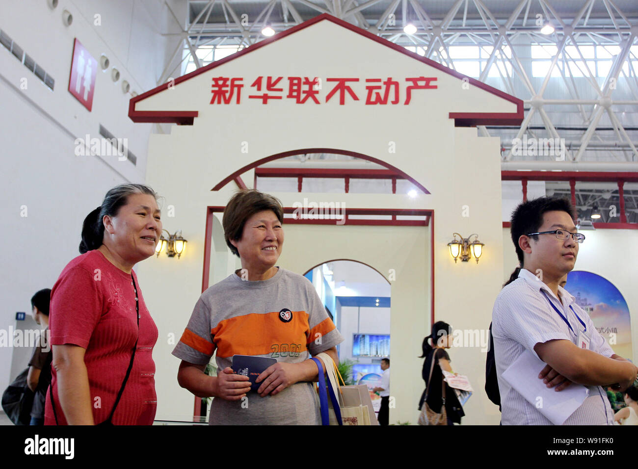 --FILE--cinese i homebuyers visitare lo stand di proprietà developer ...