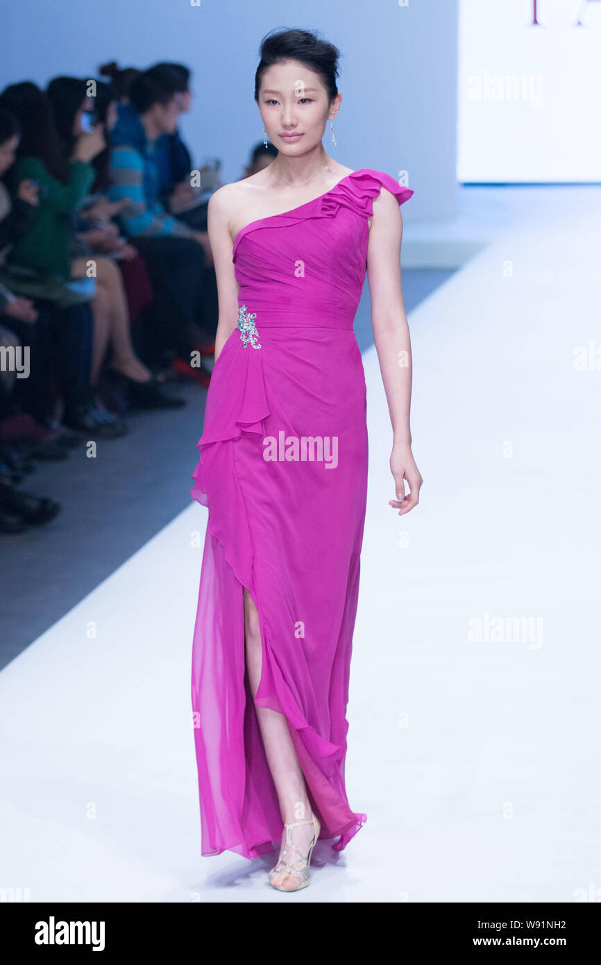 Un modello consente di visualizzare una nuova creazione al FAMORY ...