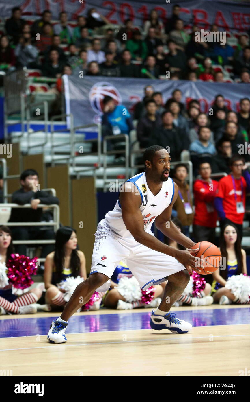 Gilbert Arenas della Shanghai squali dribbling contro il Xinjiang ...