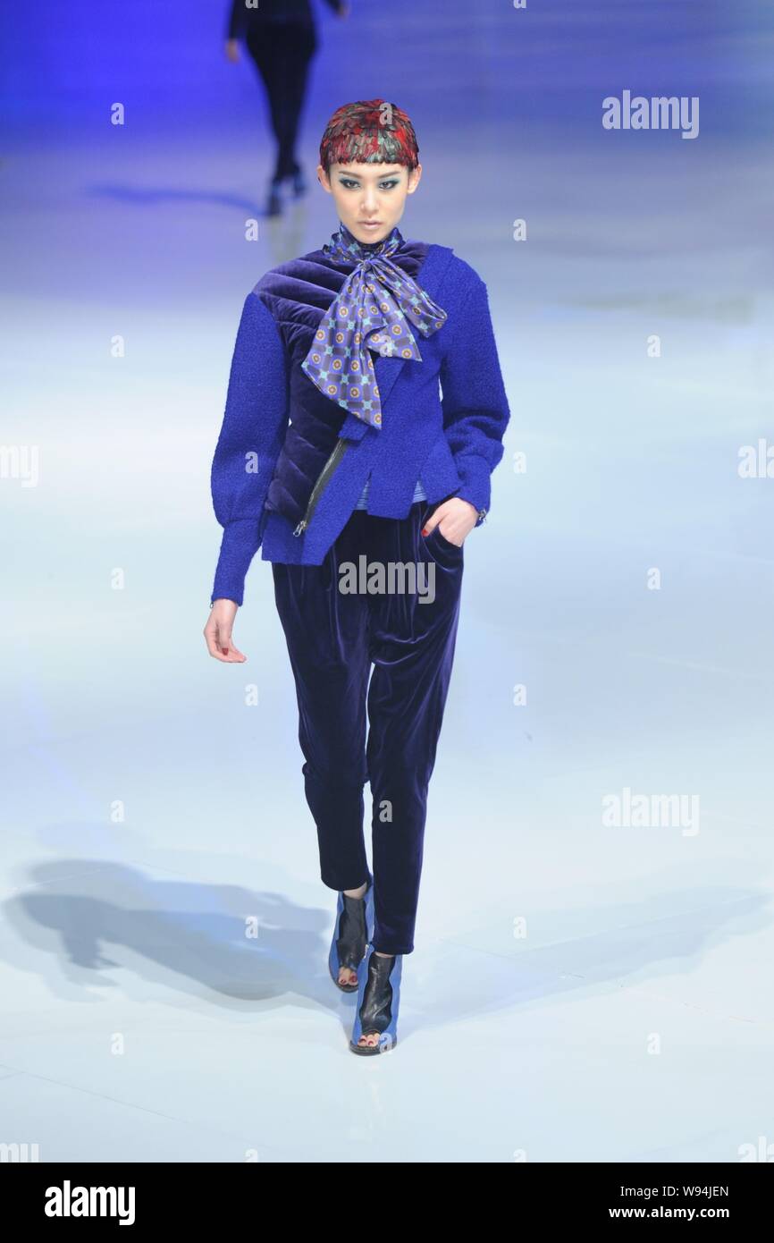 Un modello consente di visualizzare una nuova creazione in Bosideng all ...