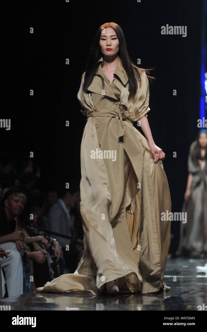 Un modello pone durante il Jean Paul Gautier fashion show a Pechino in ...