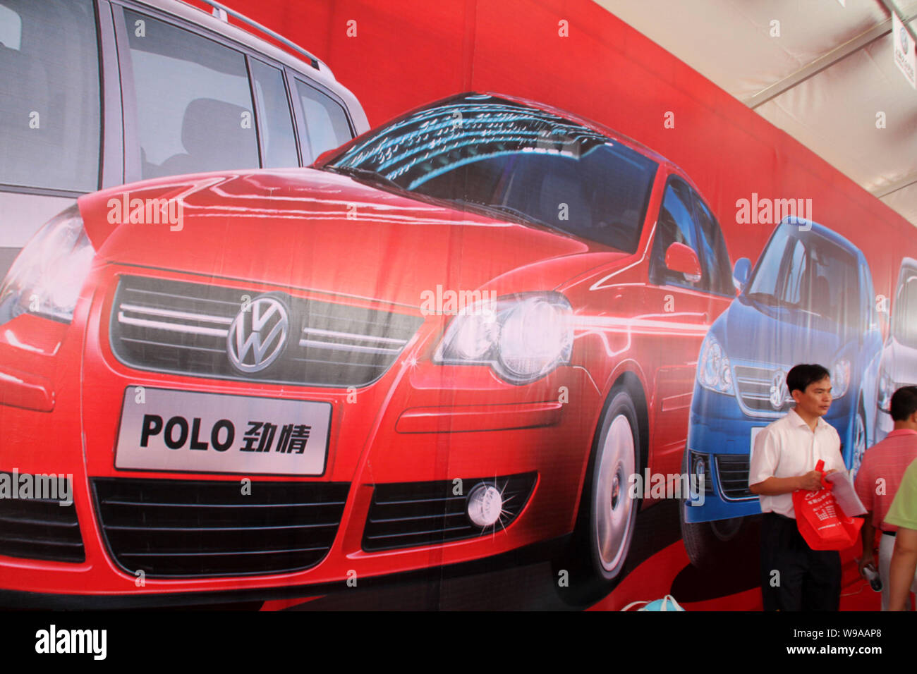 --FILE--i visitatori guardano le automobili di Shanghai Volkswagen, una ...