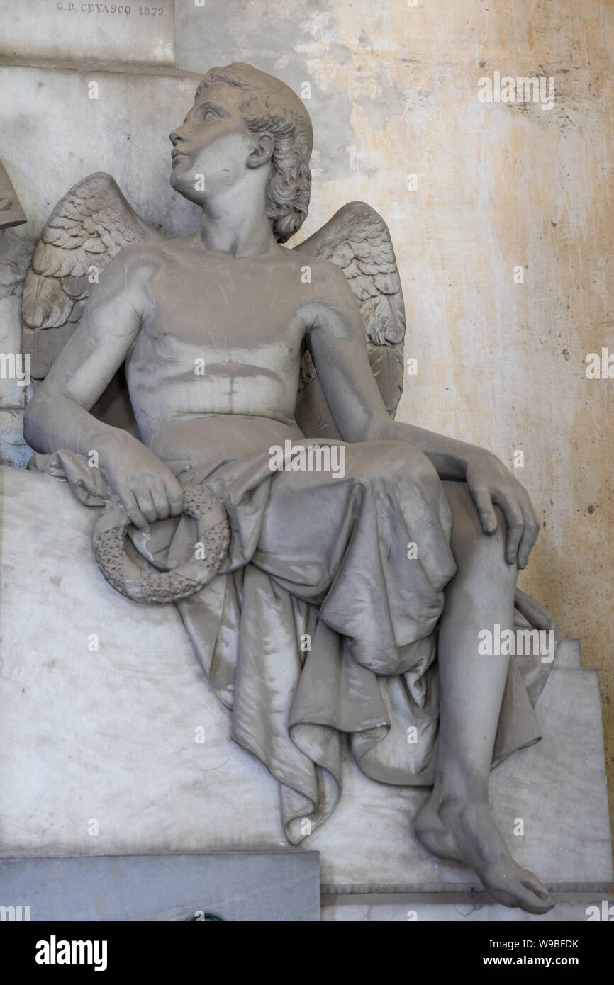Le statue di angelo con ali presso il cimitero monumentale di Staglieno ...