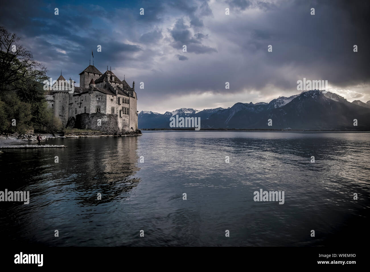 Il Castello di Chillon sulle rive del Lago di Ginevra al tramonto ...